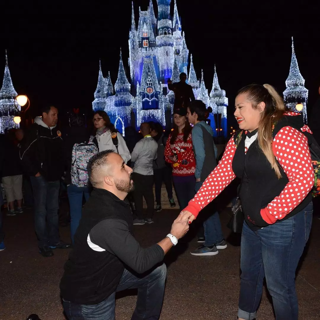 Estas 20 fotos de propuestas en Disneyland y Disney World son de lo que están hechos los sueños 80220_17