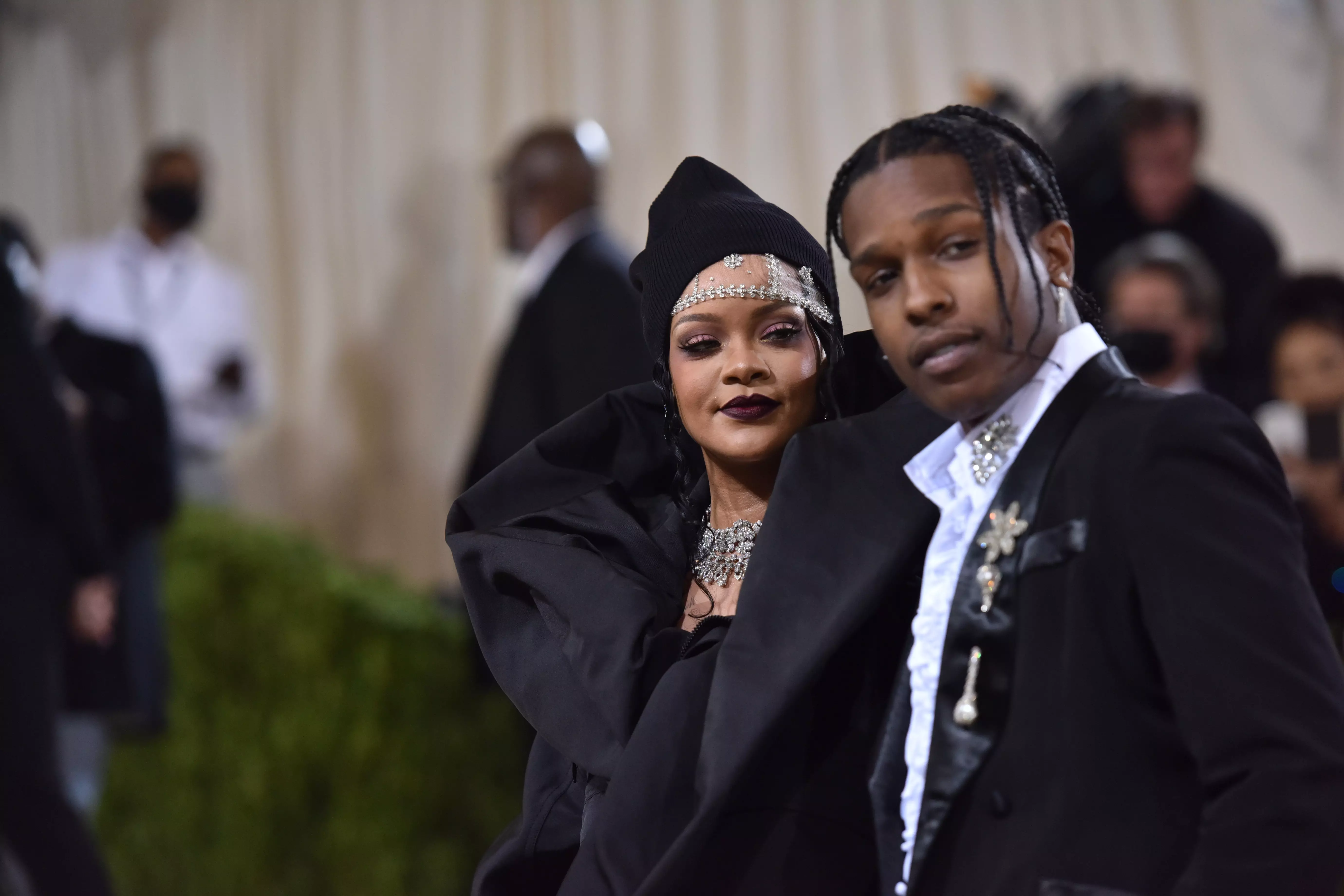 Η Rihanna αποκάλυψε πώς ο A$AP Rocky βγήκε από τη ζώνη φίλων και περιλάμβανε ένα οδικό ταξίδι.