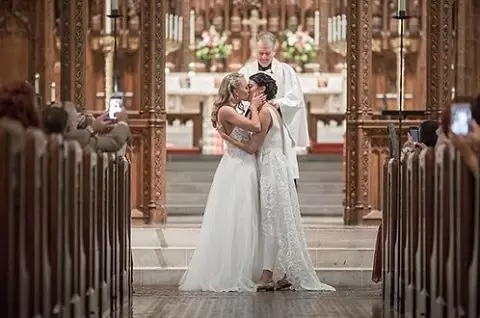 19 úžasných fotografií cirkevných svadieb, z ktorých vám spadne čeľusť 81060_15