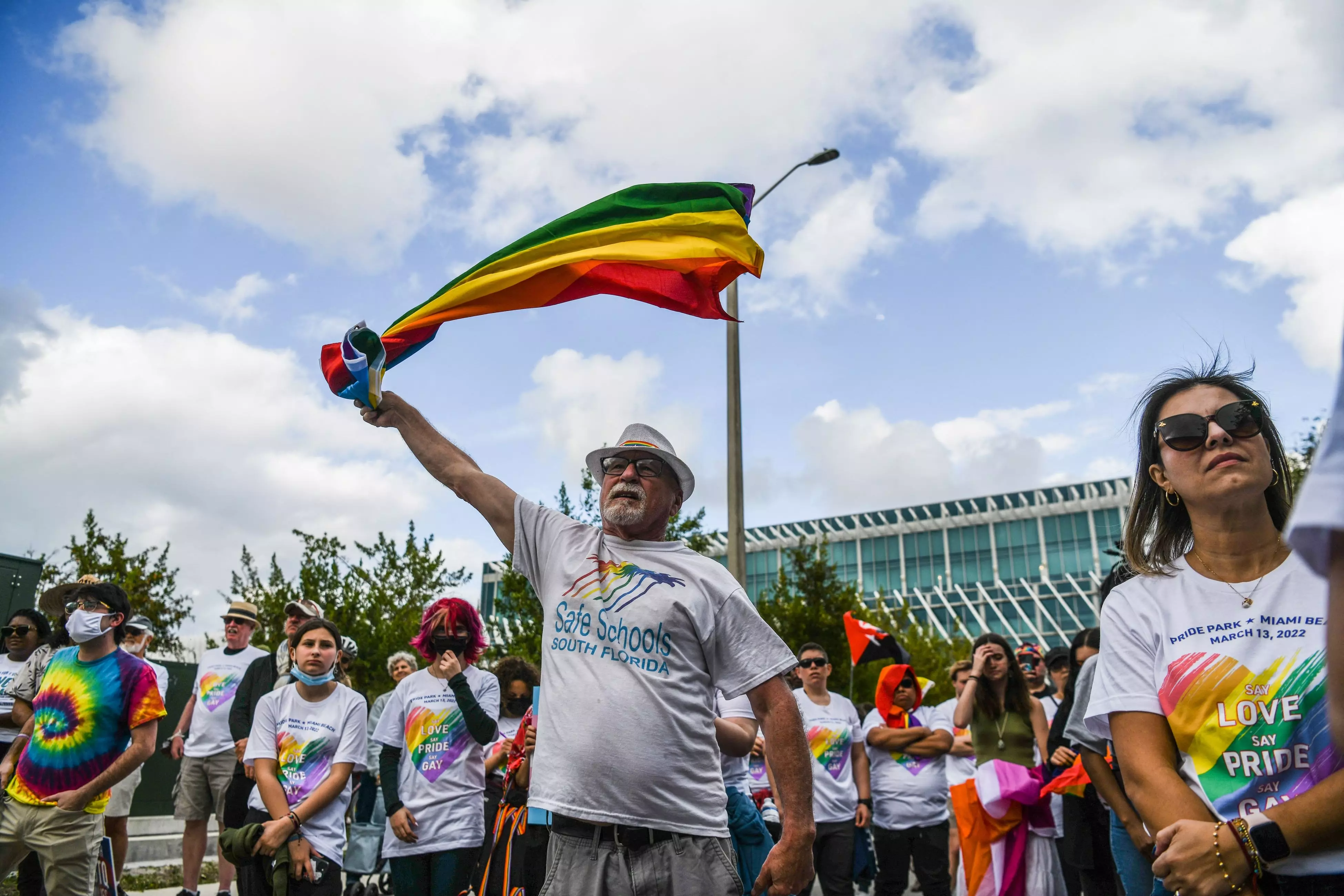 Freastalaíonn baill agus lucht tacaíochta an phobail LGBTQ ar an