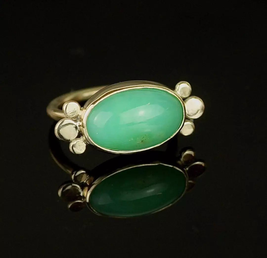 Chrysoprase 9-CT təkrar emal edilmiş qızıl üzüyü