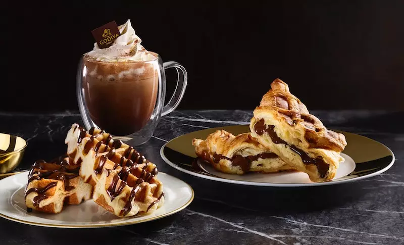 Le Godiva Croiffle est un hybride croissant-gaufre fourré au chocolat dont vous aurez envie 83686_1