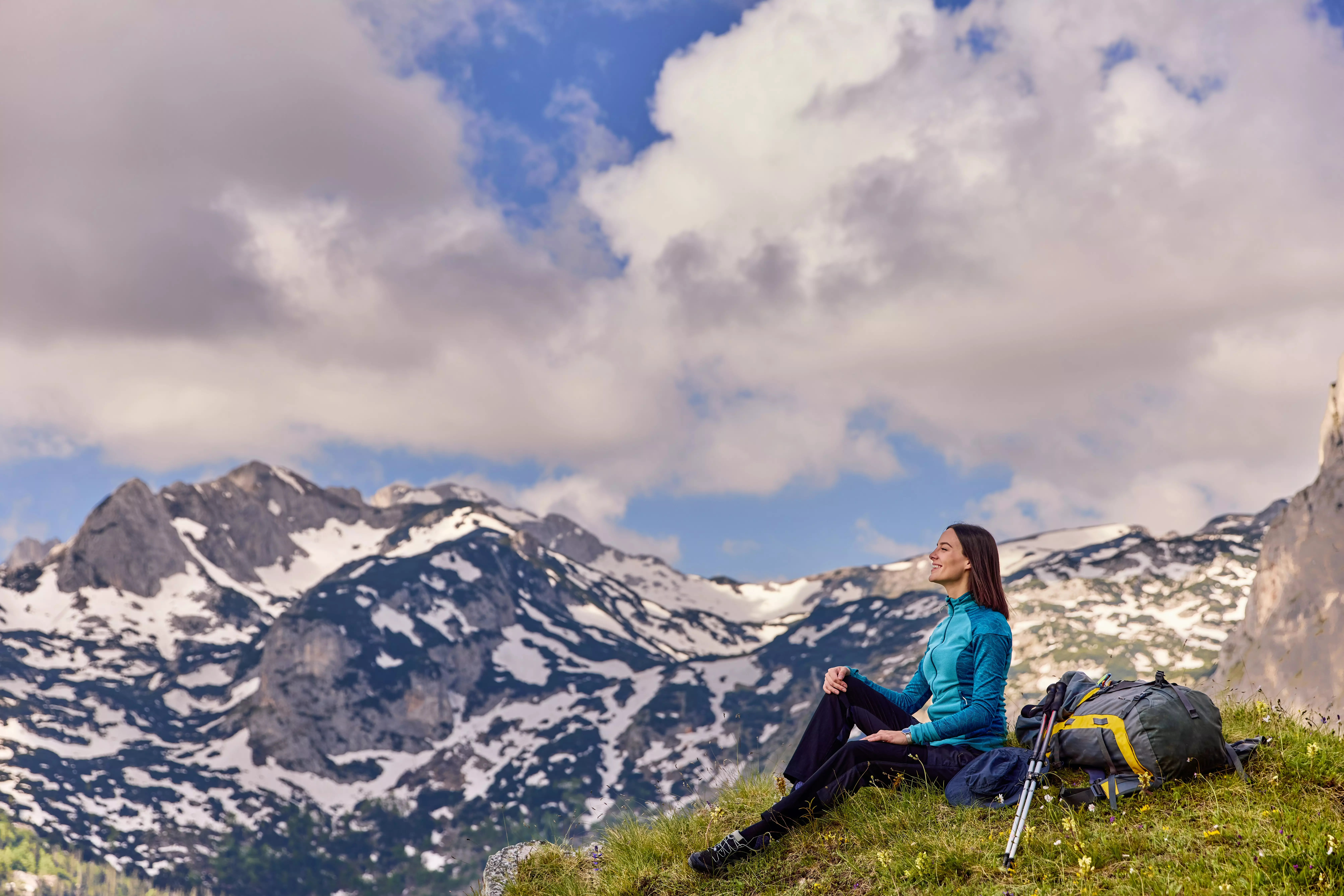 Une femme faisant de la randonnée dans la nature utilise les légendes du Jour de la Terre pour ses publications Instagram sur la conservation et la sauvegarde...