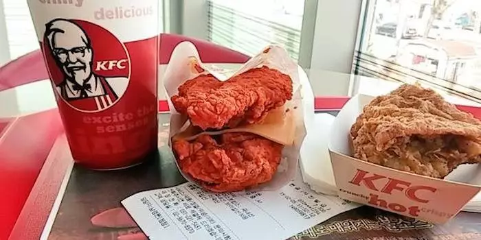 Šialený nový sendvič KFC má pikantné vyprážané kurča ako buchty (fotografie)