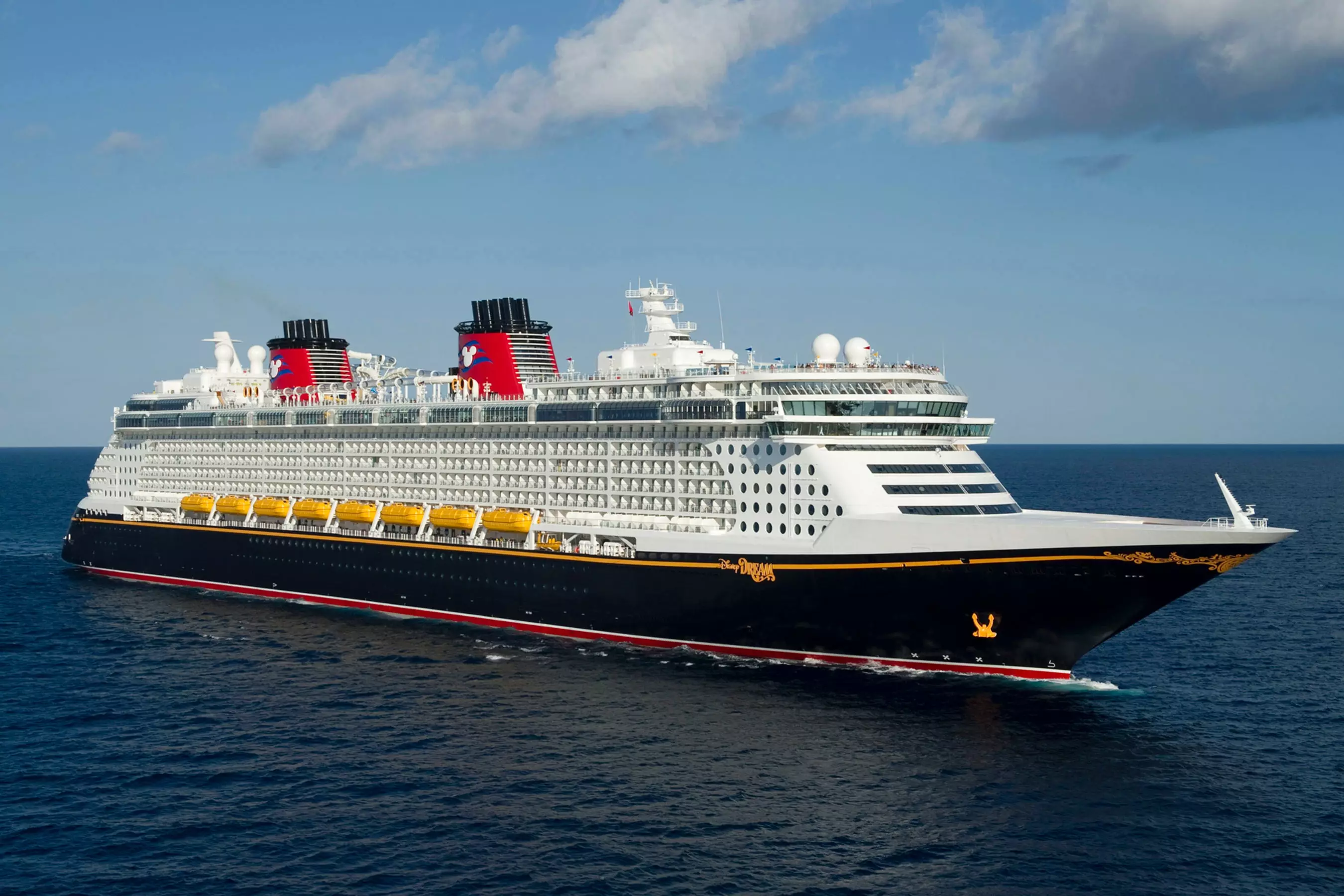 Giám đốc Disney Cruise này được trả $$$ để đi thuyền thế giới & đi chơi cùng Mickey 84189_1