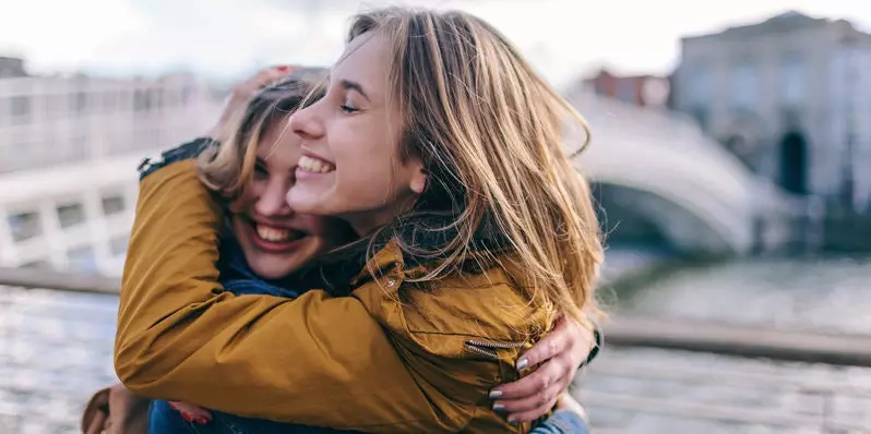 24 manieren waarop u weet dat uw beste vriend voor altijd uw beste vriend is