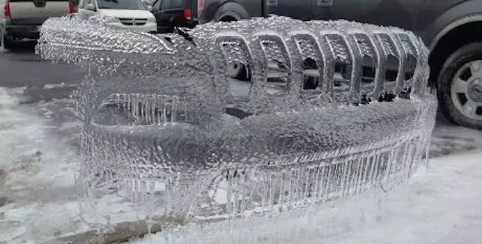 Jeep necháva zamrznutý odtlačok nárazníka na parkovisku po ľadovej búrke (fotografie)