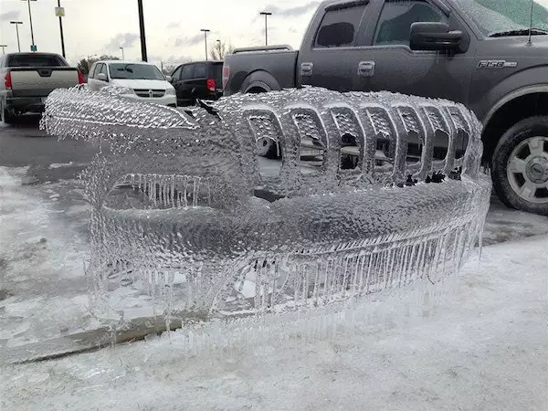 Jeep etterlater frosset avtrykk av støtfanger på parkeringsplassen etter isstorm (Bilder) 8555_1