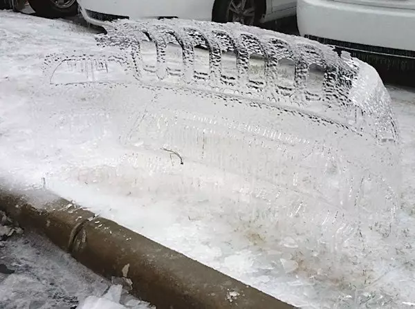 Jeep etterlater frosset avtrykk av støtfanger på parkeringsplassen etter isstorm (Bilder) 8555_2