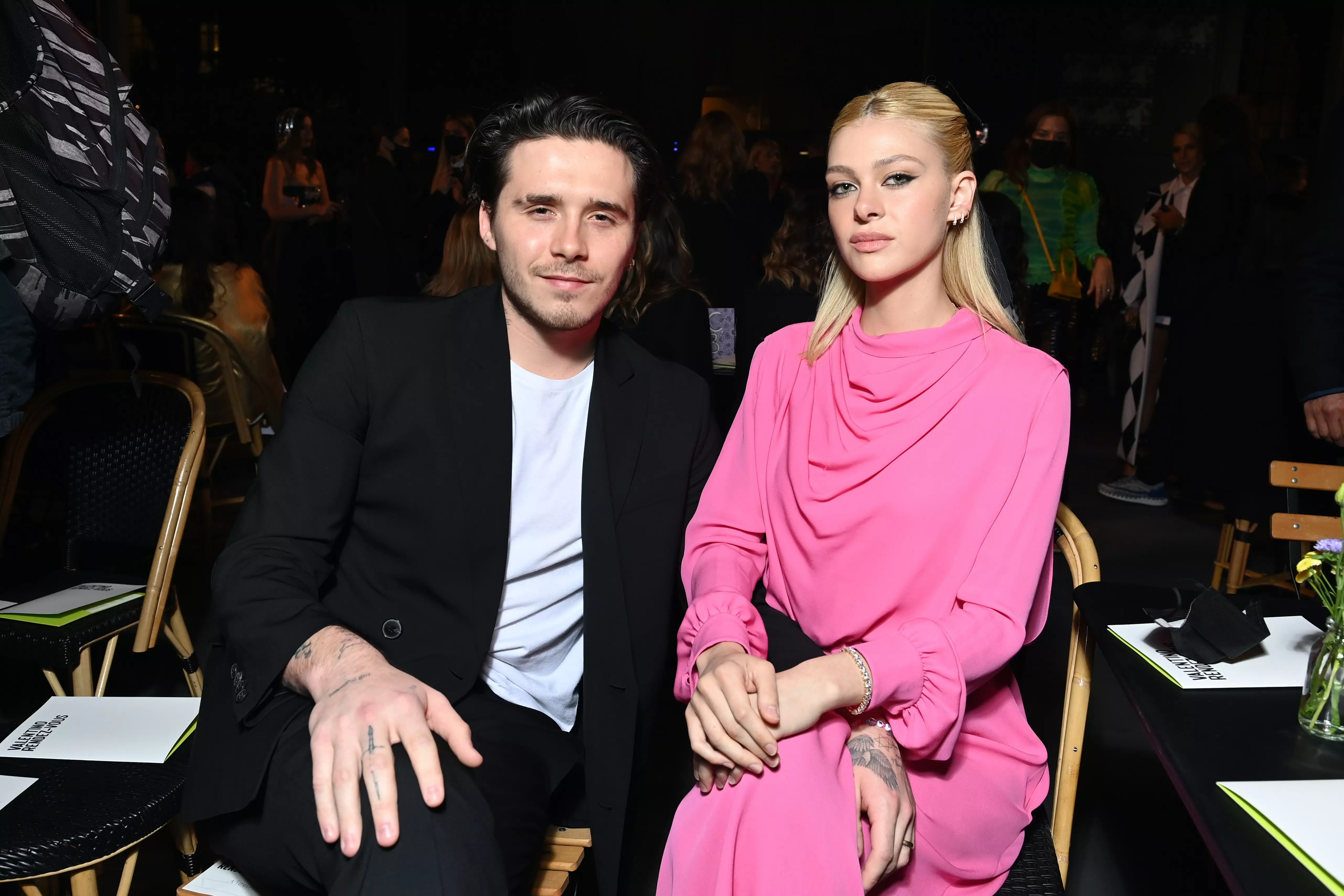 Bhí Beagnach Gach Duine Céilithe Ag Bainise Brooklyn Beckham & Nicola Peltz