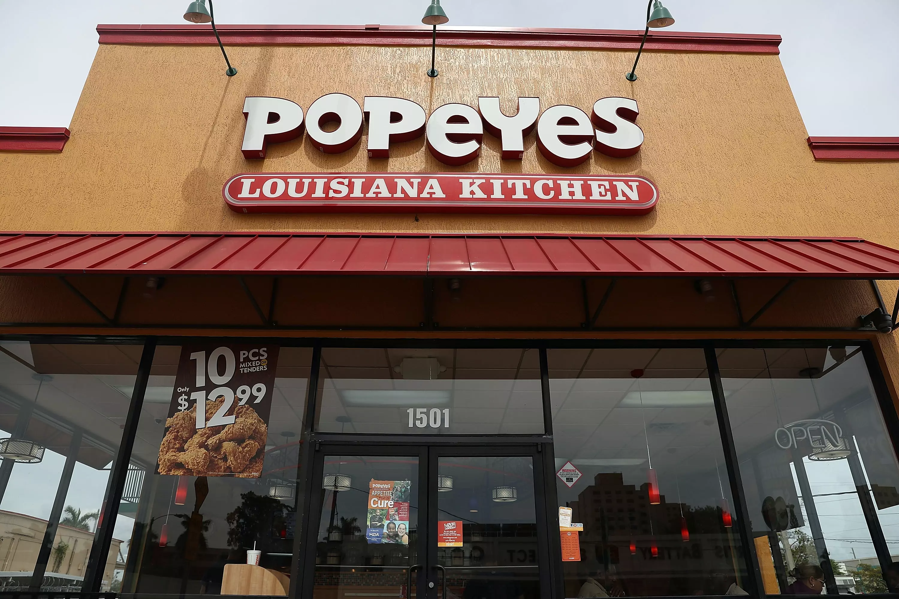 Popeyes Naha Puddinga Banana ya Ku Bi Kulîlkên Vanillayê Sergirtî Difiroşe 86798_3