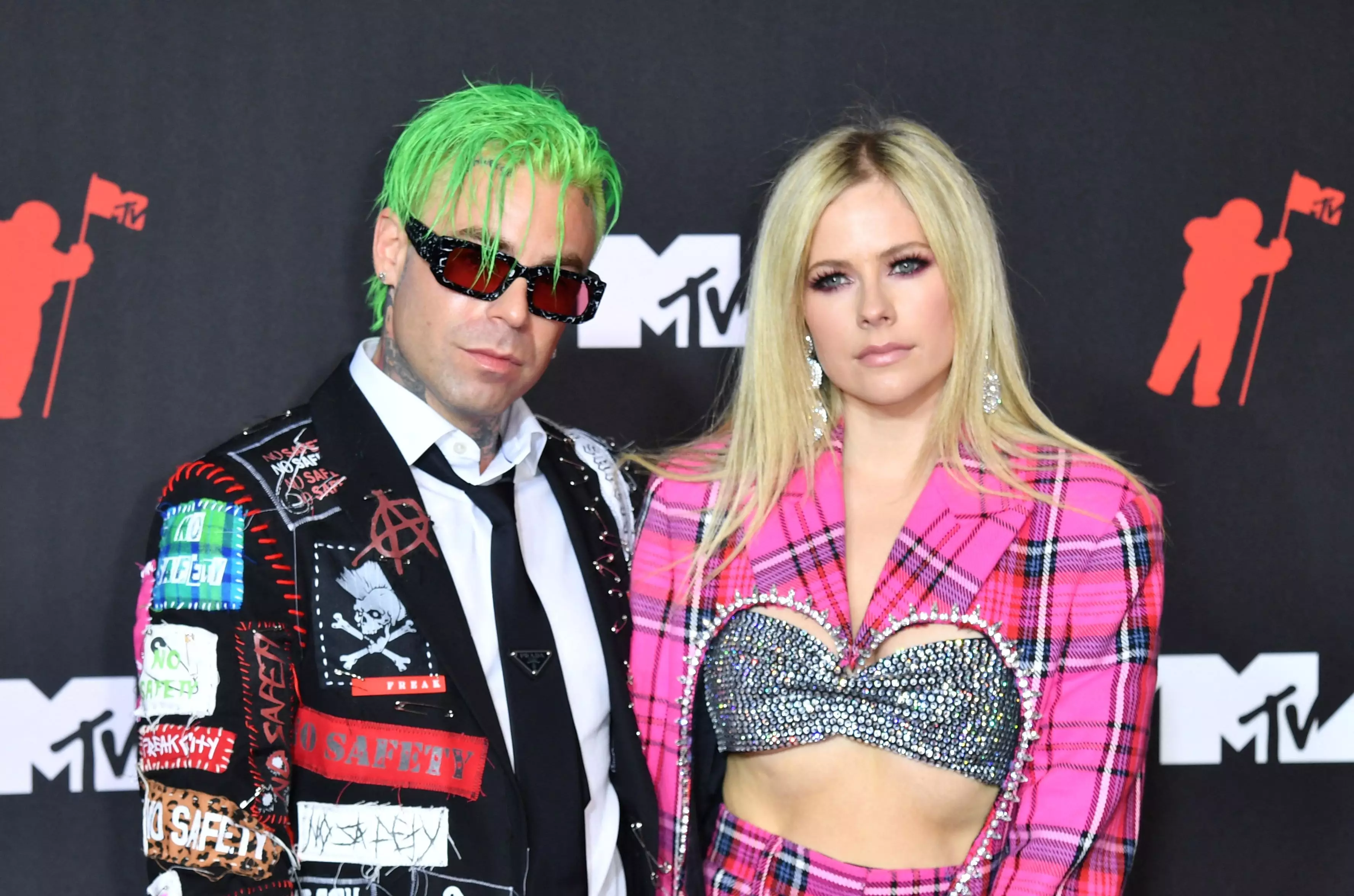 Avril Lavigne & Mod Sun's Engagement A yw Cyfateb A Wnaed Yn Nefoedd Sk8er