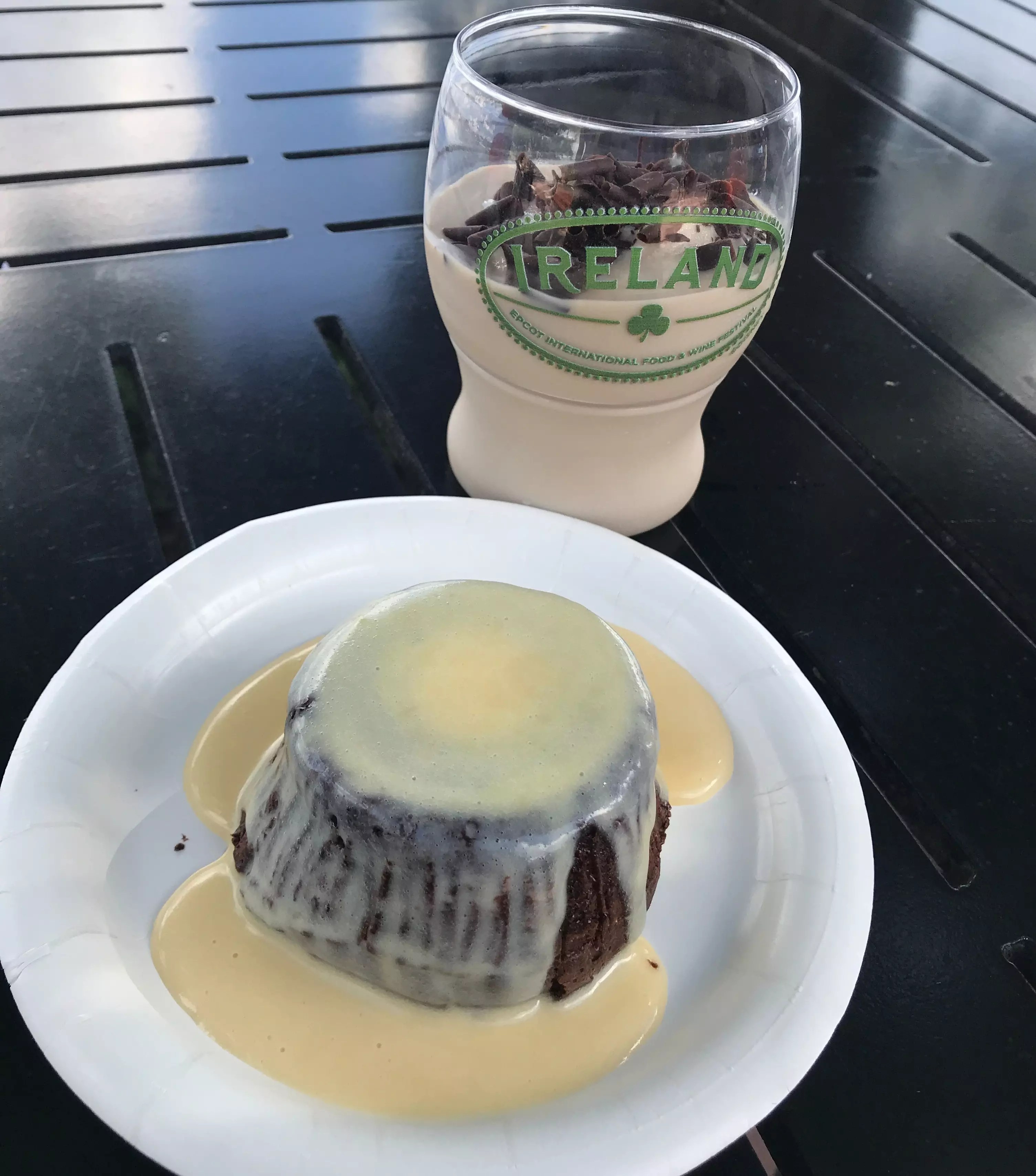 Sov chocolate pudding thiab Guinness Baileys Shake ntawm Epcot's Food & Wine Festival ntawm Disney.