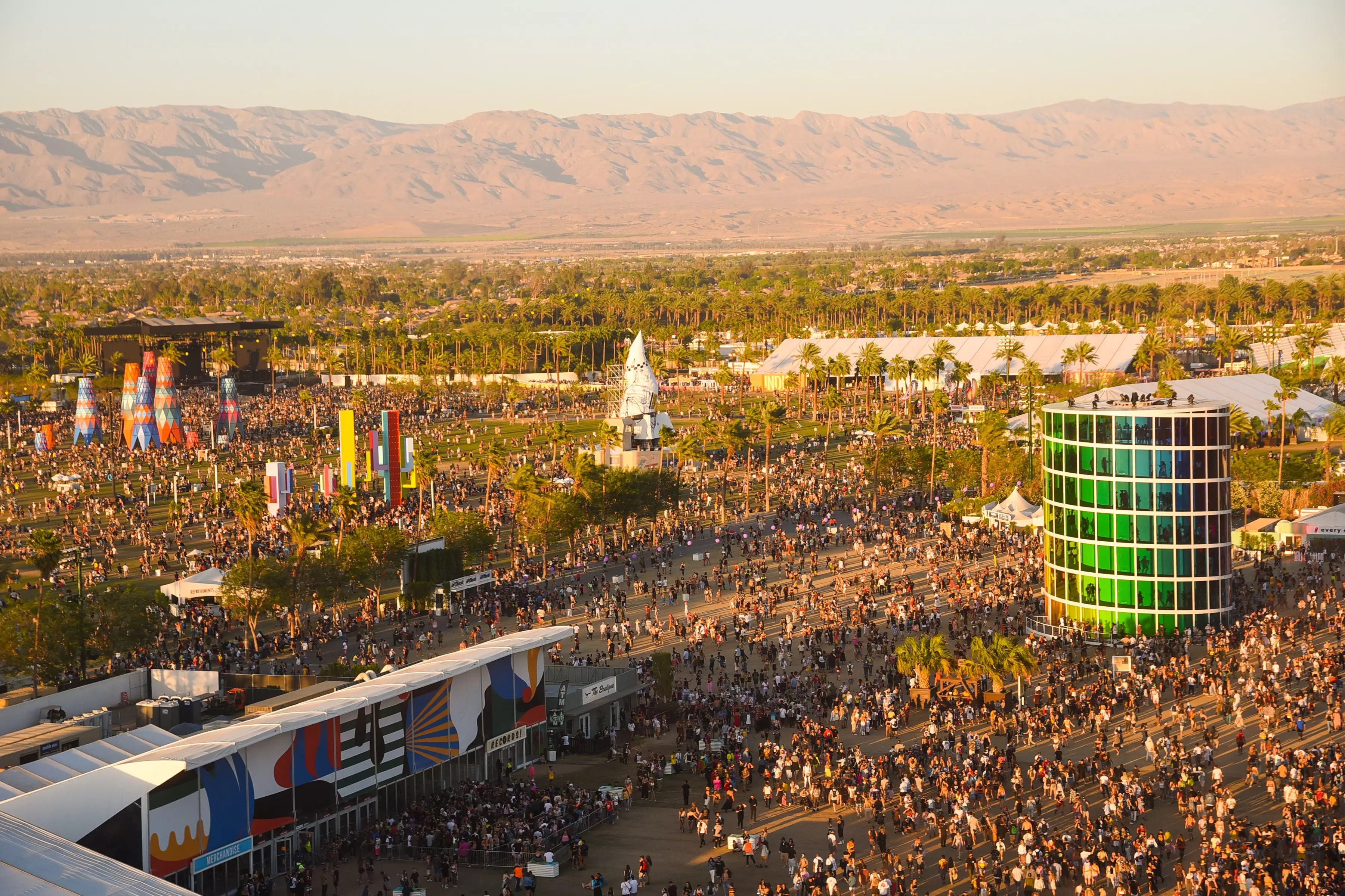 Ambiente de festival en Coachella 2022, que podes experimentar como un profesional con esta guía.