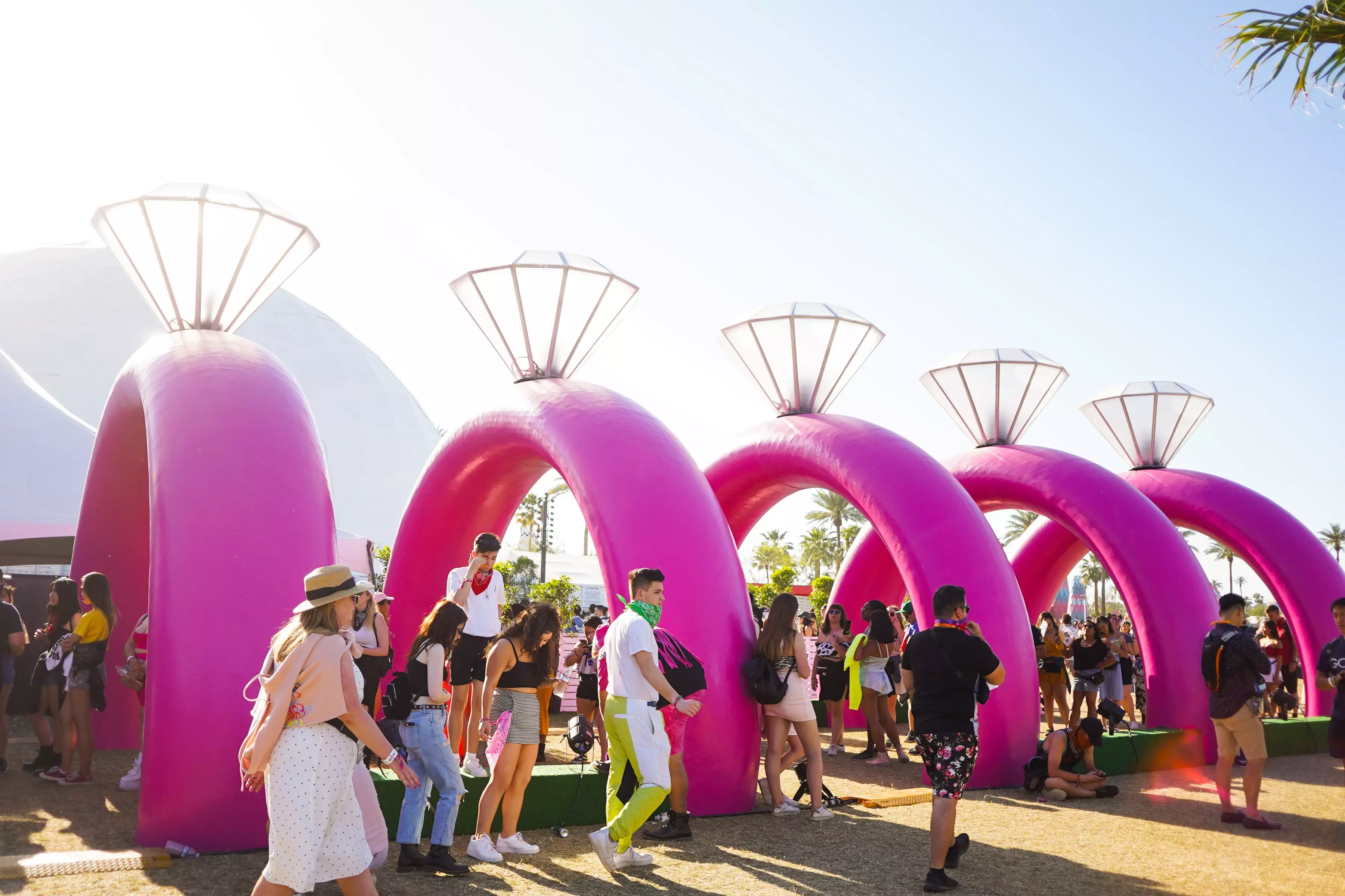 Os asistentes ao festival de Coachella entran e saen do festival.