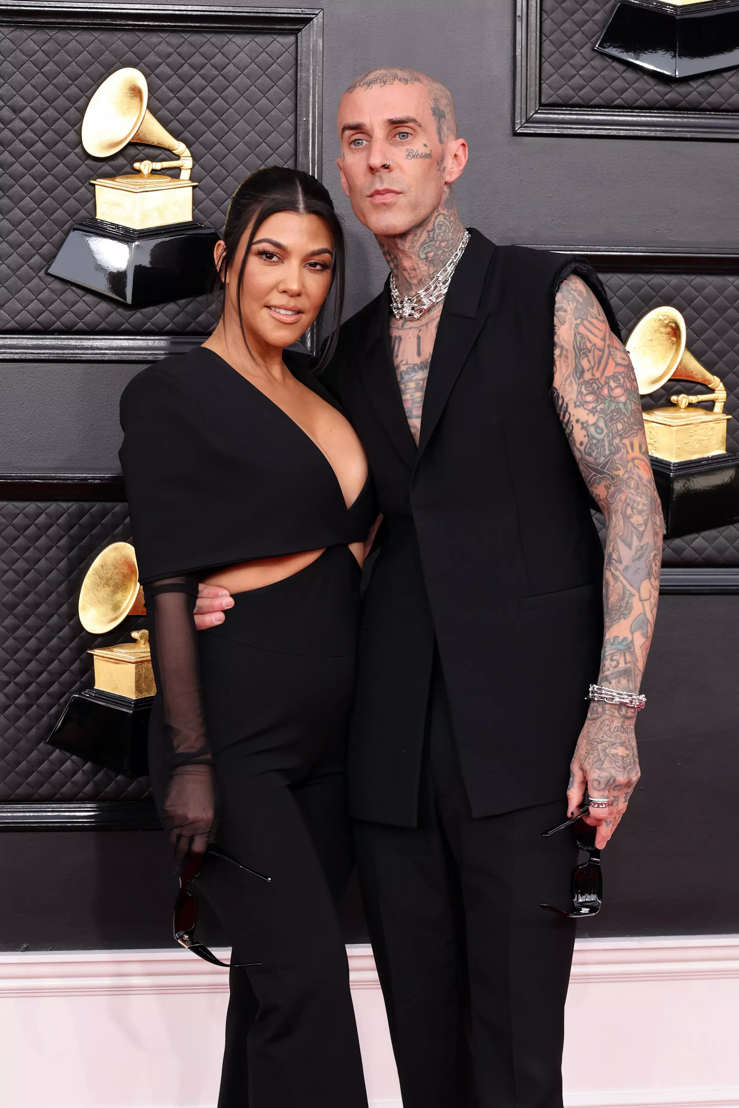 Kourtney Kardashian ayaa lagu soo waramayaa inuu guursaday Travis Barker isagoo aan lahayn dharka arooska.