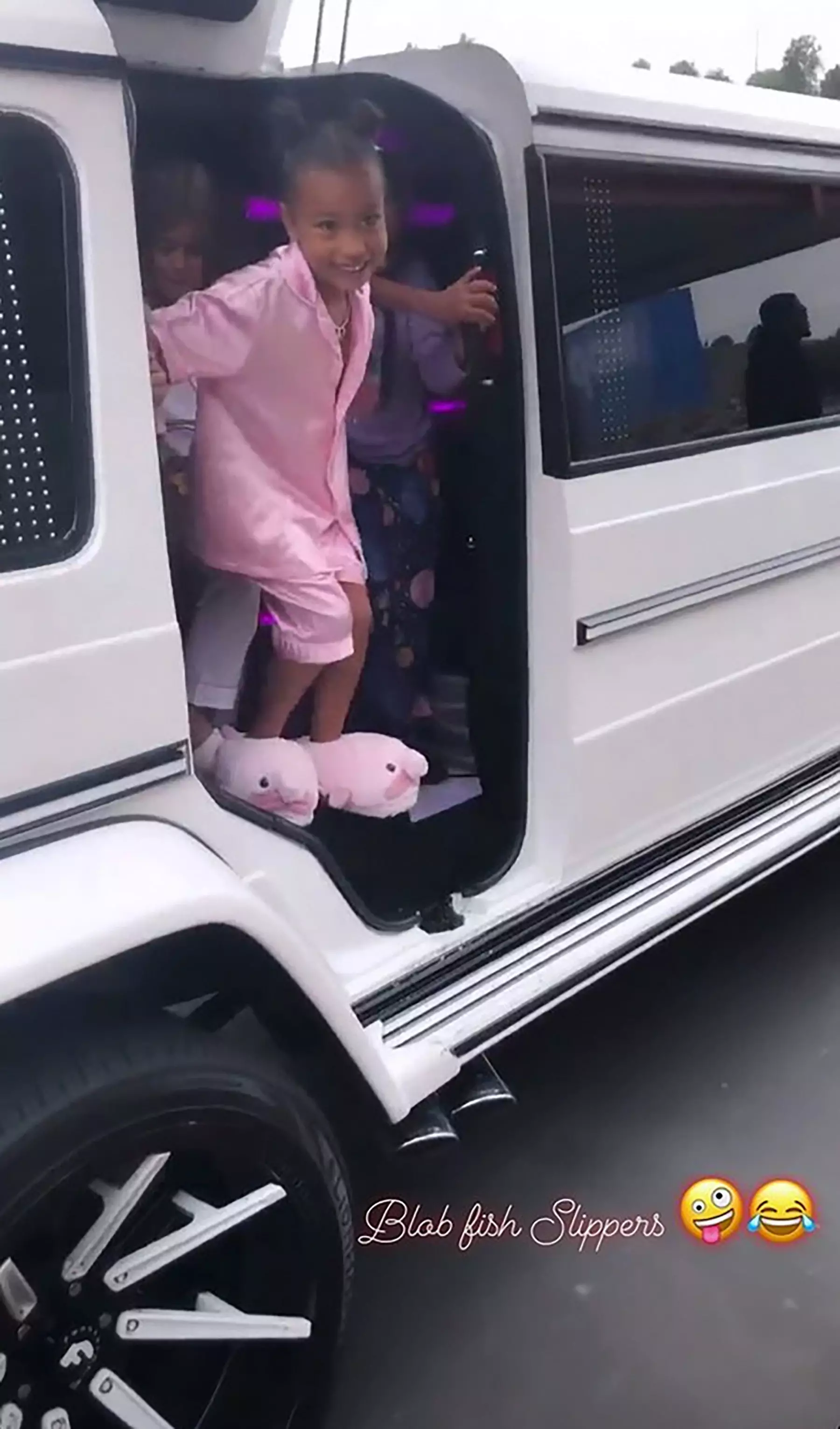 North è arrivato alla festa di compleanno di Penelope in una limousine con indosso un abito epico 92057_1