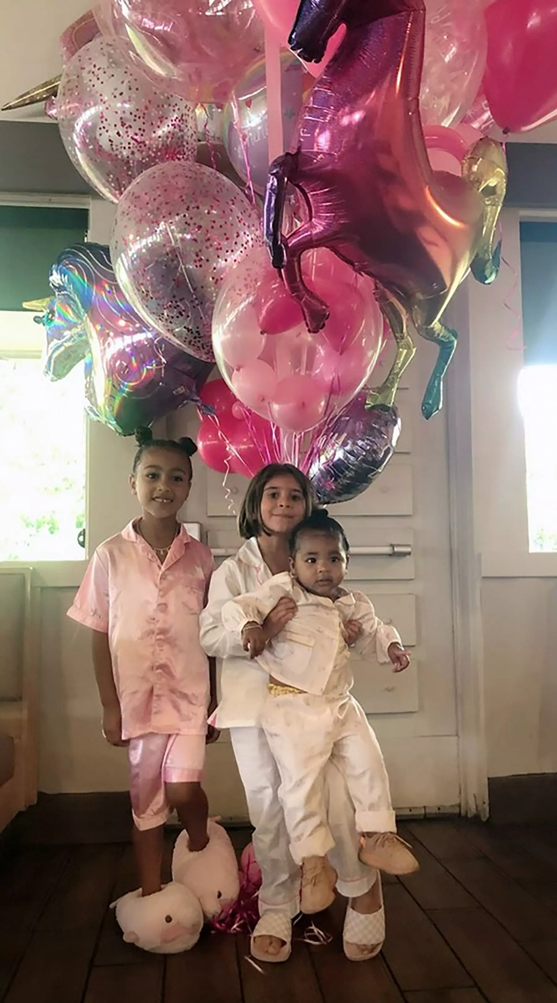 North è arrivato alla festa di compleanno di Penelope in una limousine con indosso un abito epico 92057_2