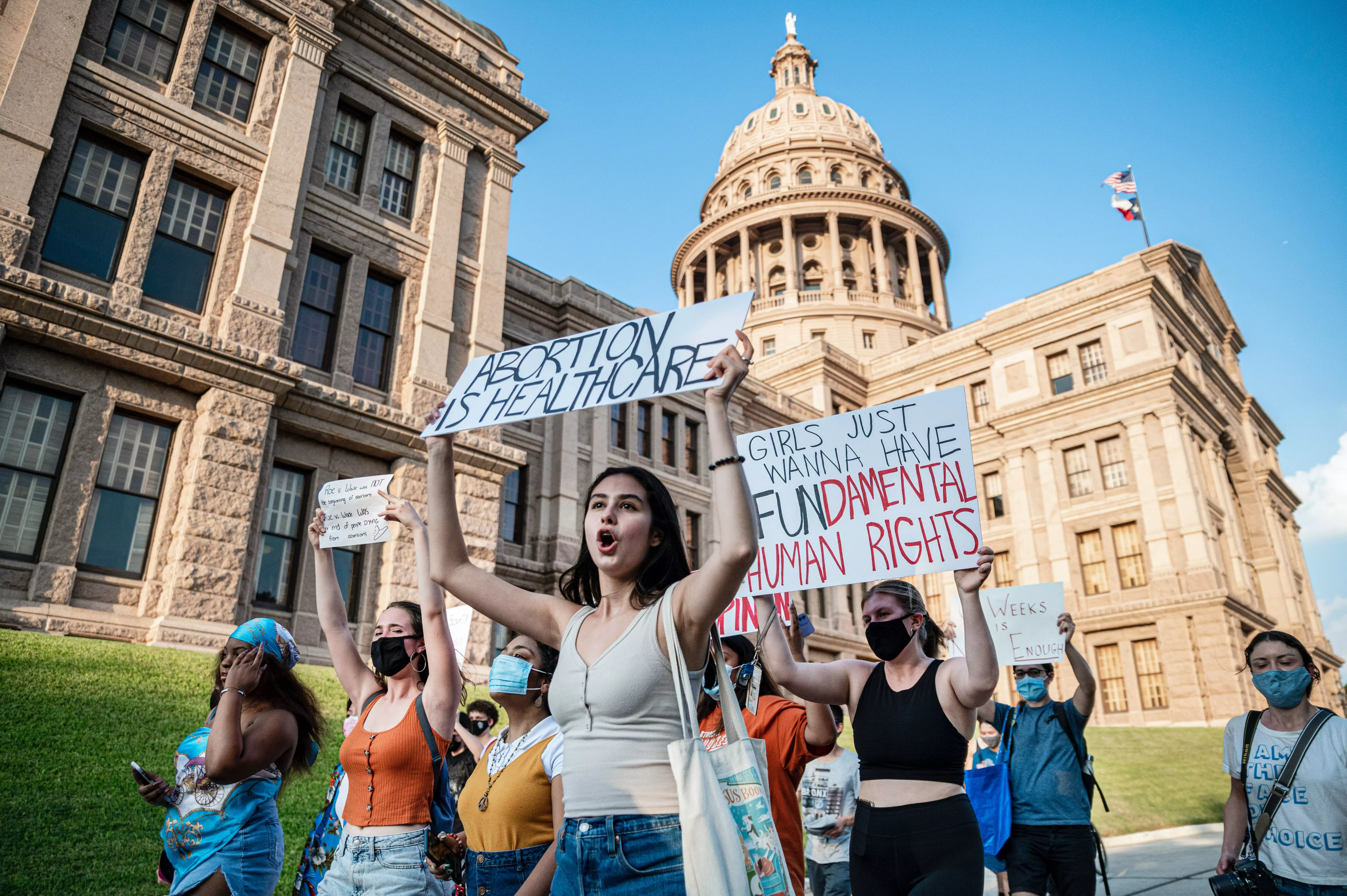 Ndị ngagharị iwe na-eme ntuli aka na mpụga Texas State Capitol na Wednesde, Septemba 1, 2021 na Austin, T…