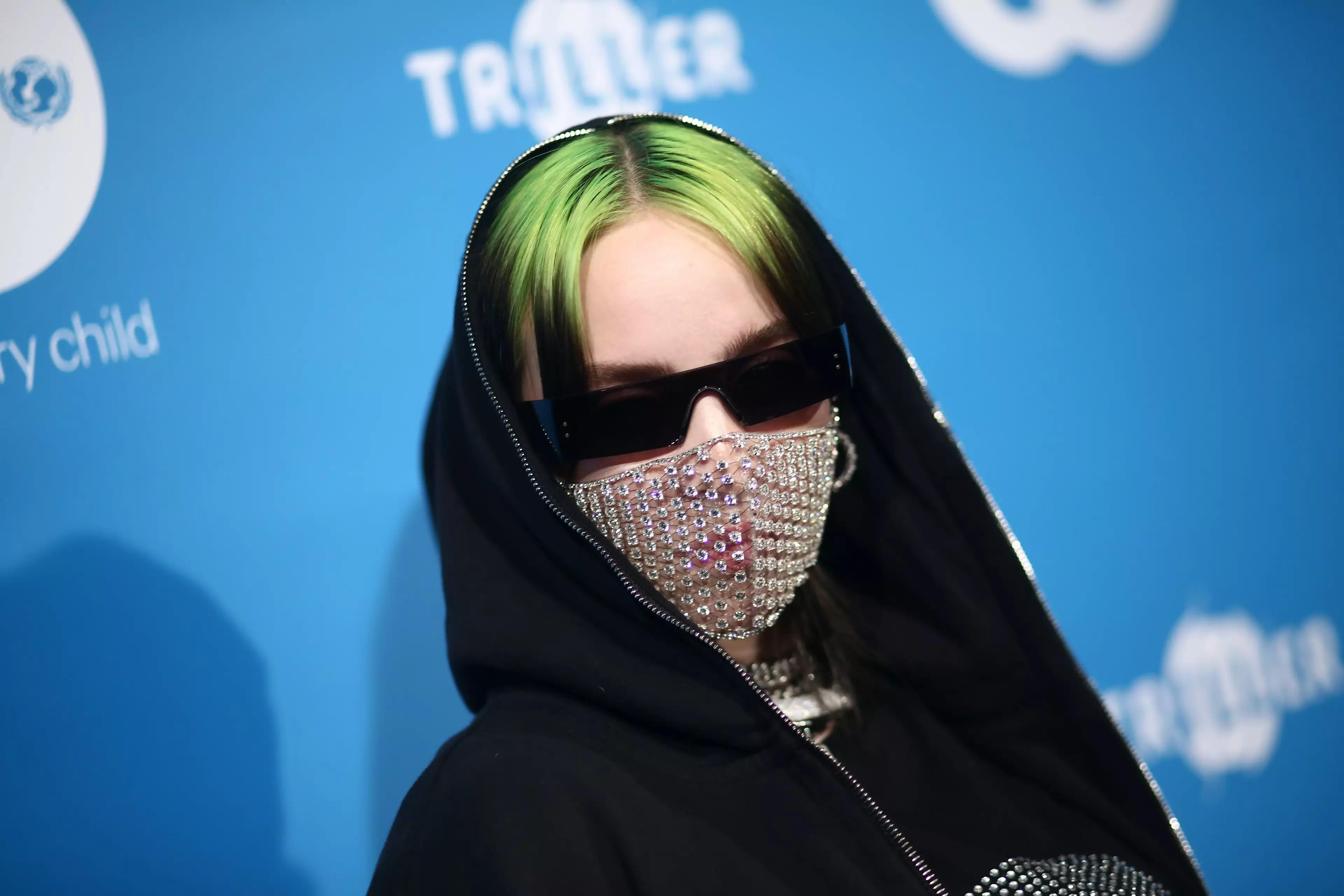 Με συγχωρείτε, η Billie Eilish έχει ένα κέφαλο τώρα και δεν μπορώ να κοιτάξω μακριά