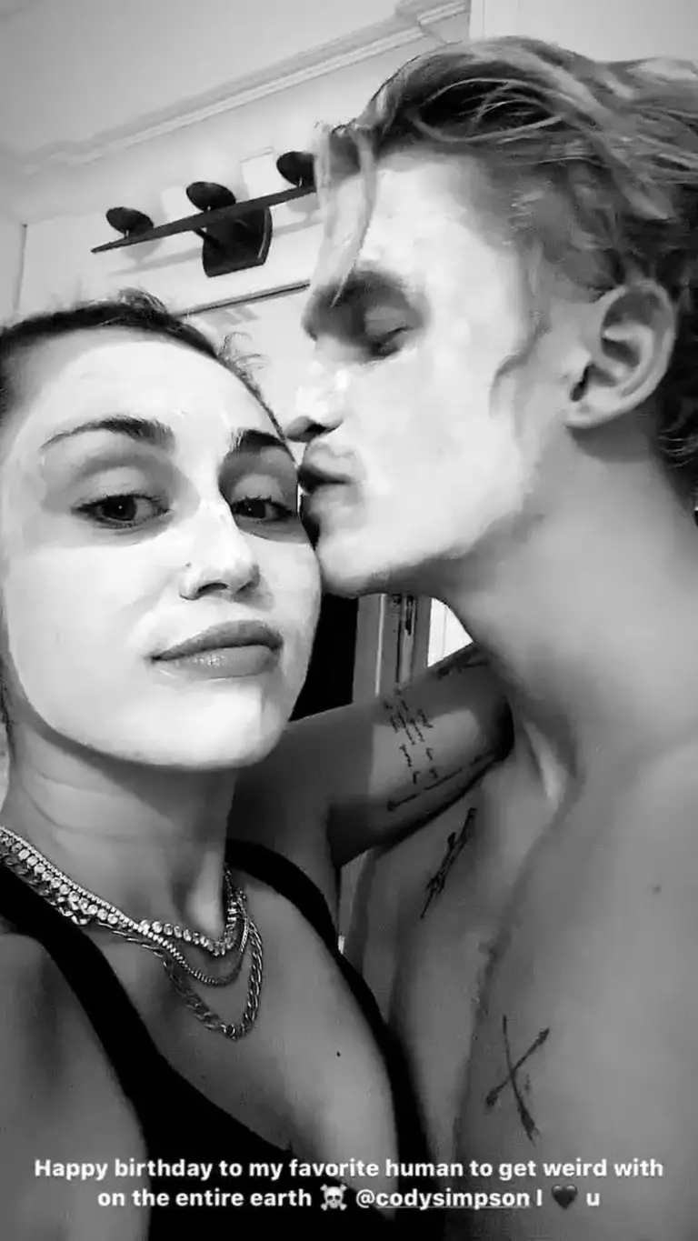 Miley Cyrus의 Cody Simpson을 위한 생일 인스타그램은 너무 귀엽고 섹시합니다.