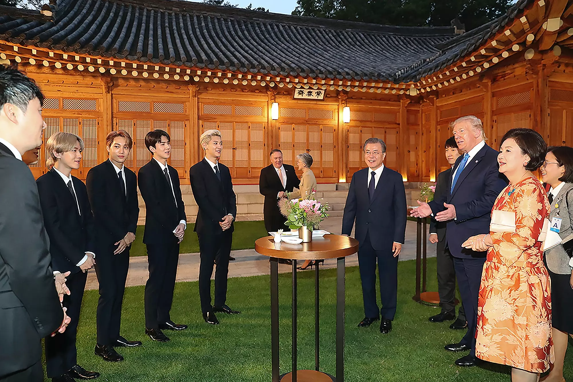 ภาพถ่ายของการพบปะของ EXO และ Ivanka Trump คือทุกสิ่ง 94345_1