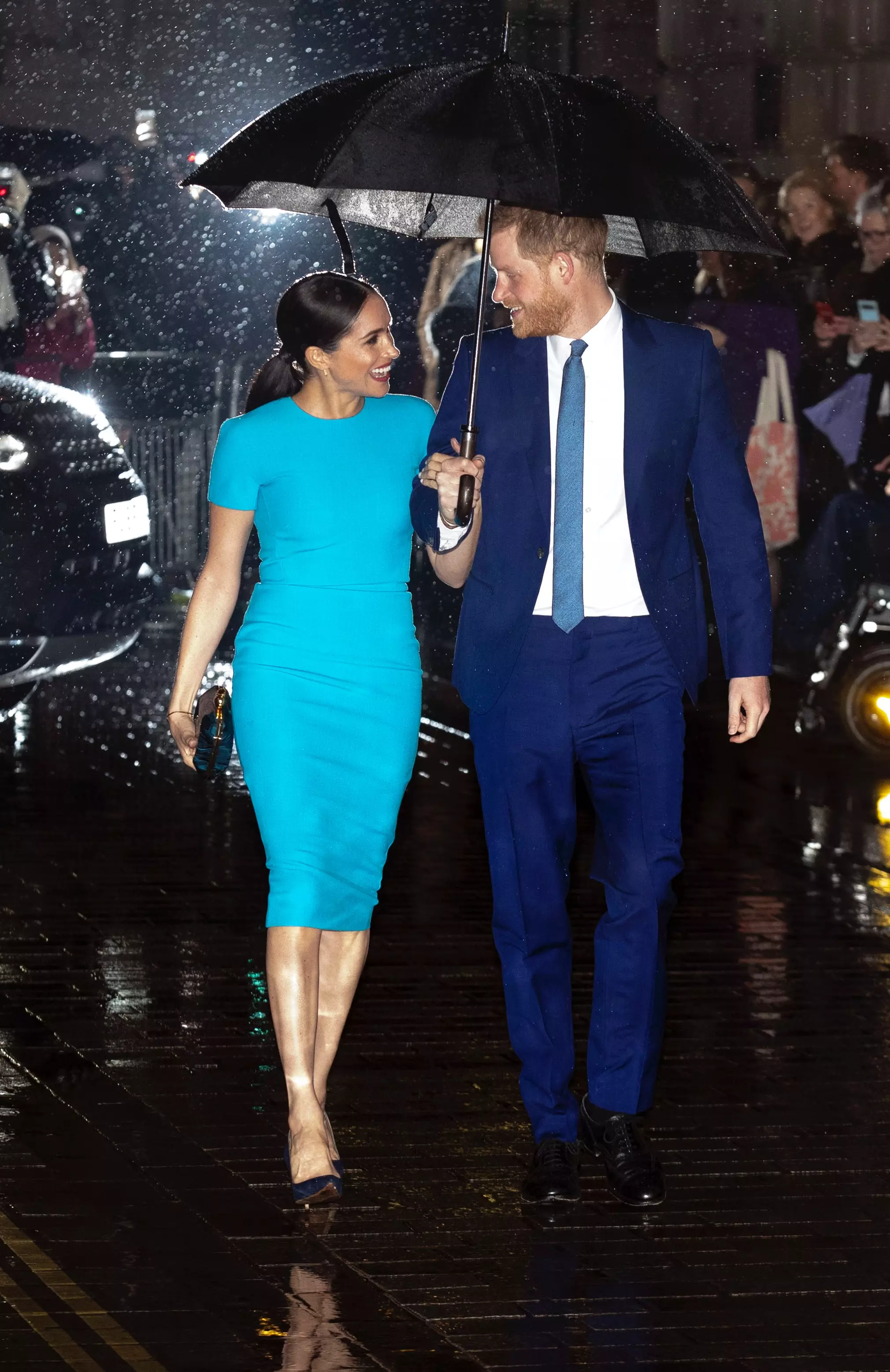 Tá gúna Meghan Markle ar a Céad Dealramh tar éis an Scoir Ríoga chomh héagsúil léi 95806_1