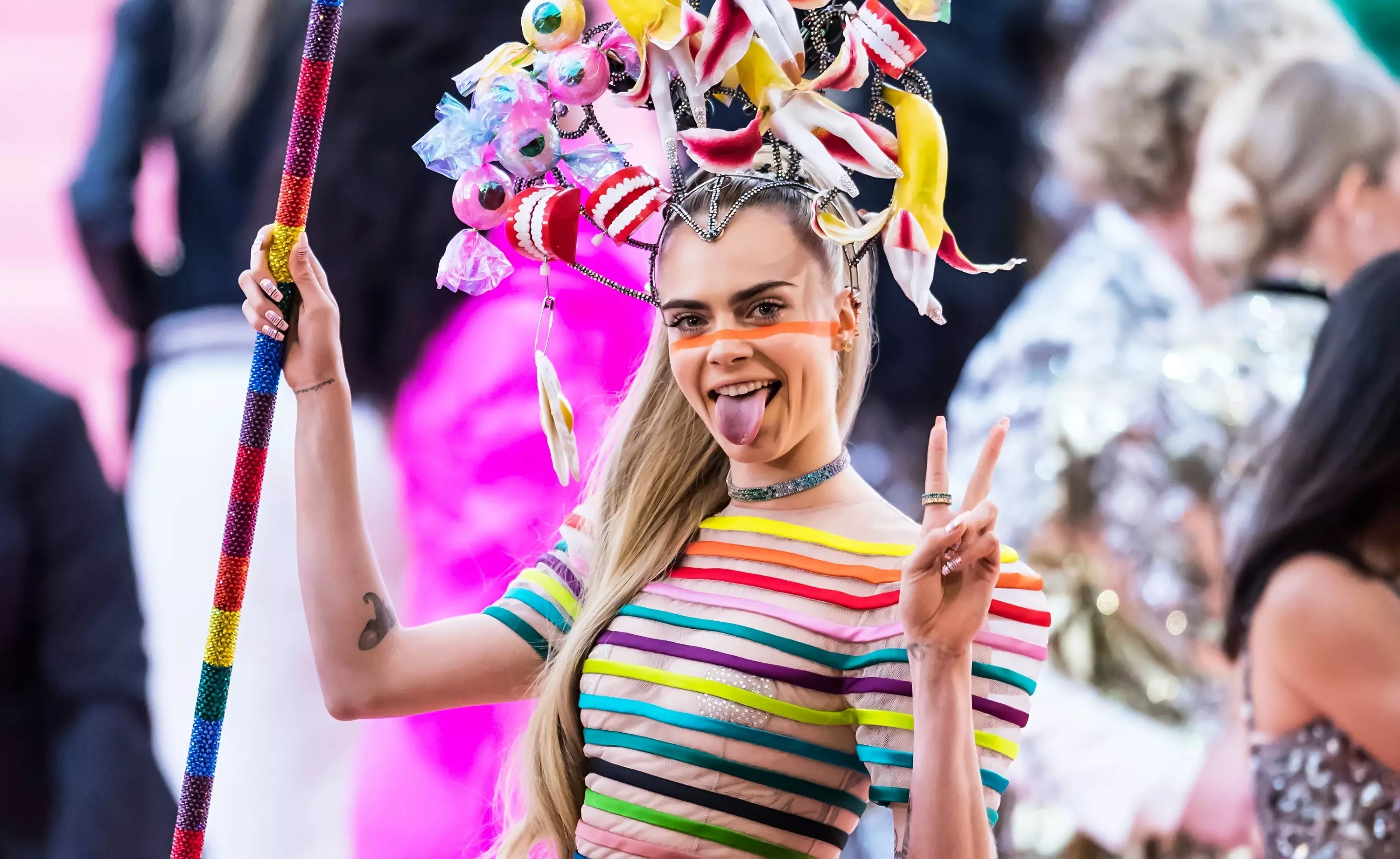 Bydd Cara Delevingne yn serennu mewn cyfres newydd Hulu am rywioldeb.