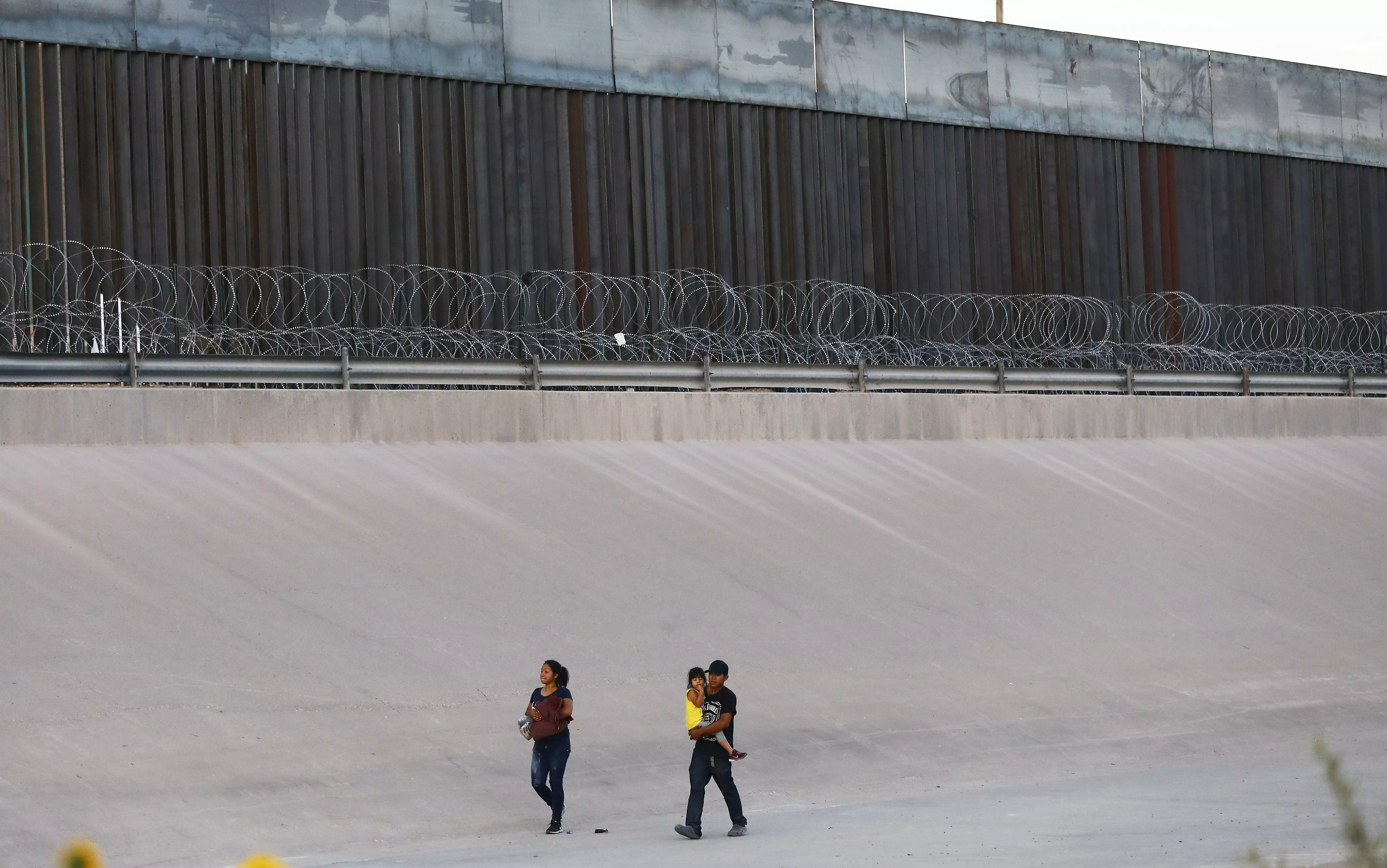 Segons sembla, Trump volia un fossat fronterer ple de caimans, perquè ara la vida és una pel·lícula de 